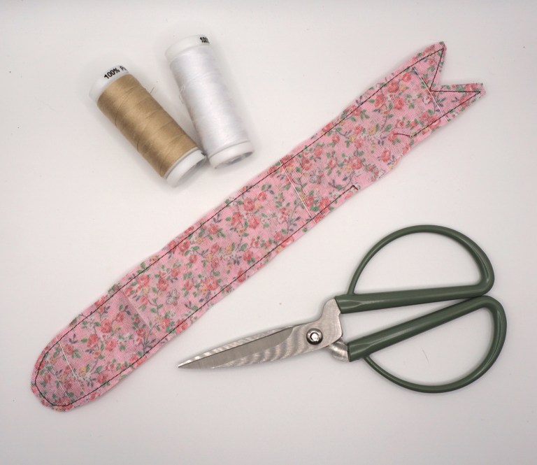 knotted fabric birds – free sewing tutorial – one stitch or two
